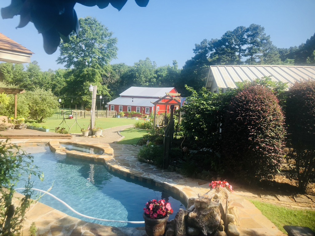 POOL AND SPA – Moe & Willie's B&B and Gift Shop