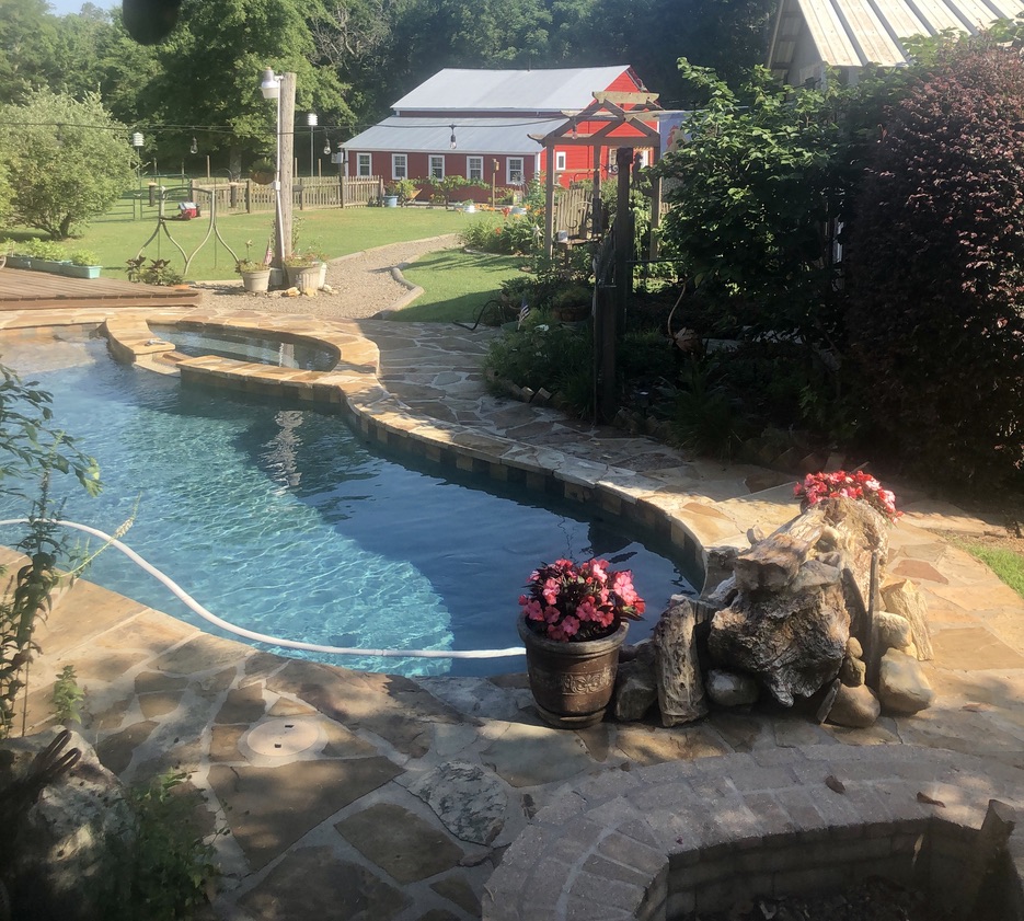 POOL AND SPA – Moe & Willie's B&B and Gift Shop