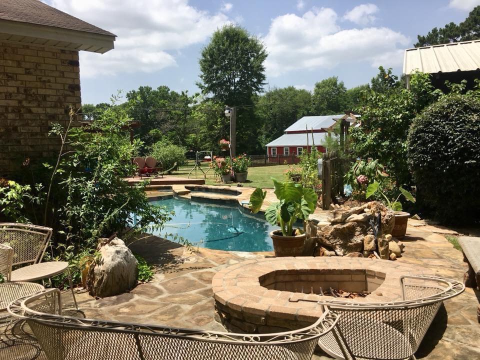 POOL AND SPA – Moe & Willie's B&B and Gift Shop