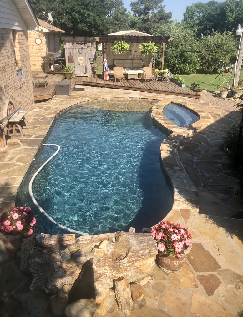 POOL AND SPA – Moe & Willie's B&B and Gift Shop