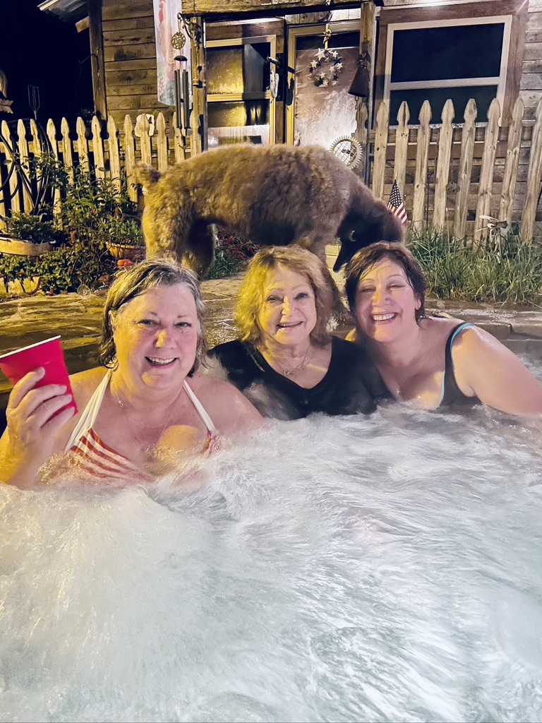 POOL AND SPA – Moe & Willie's B&B and Gift Shop